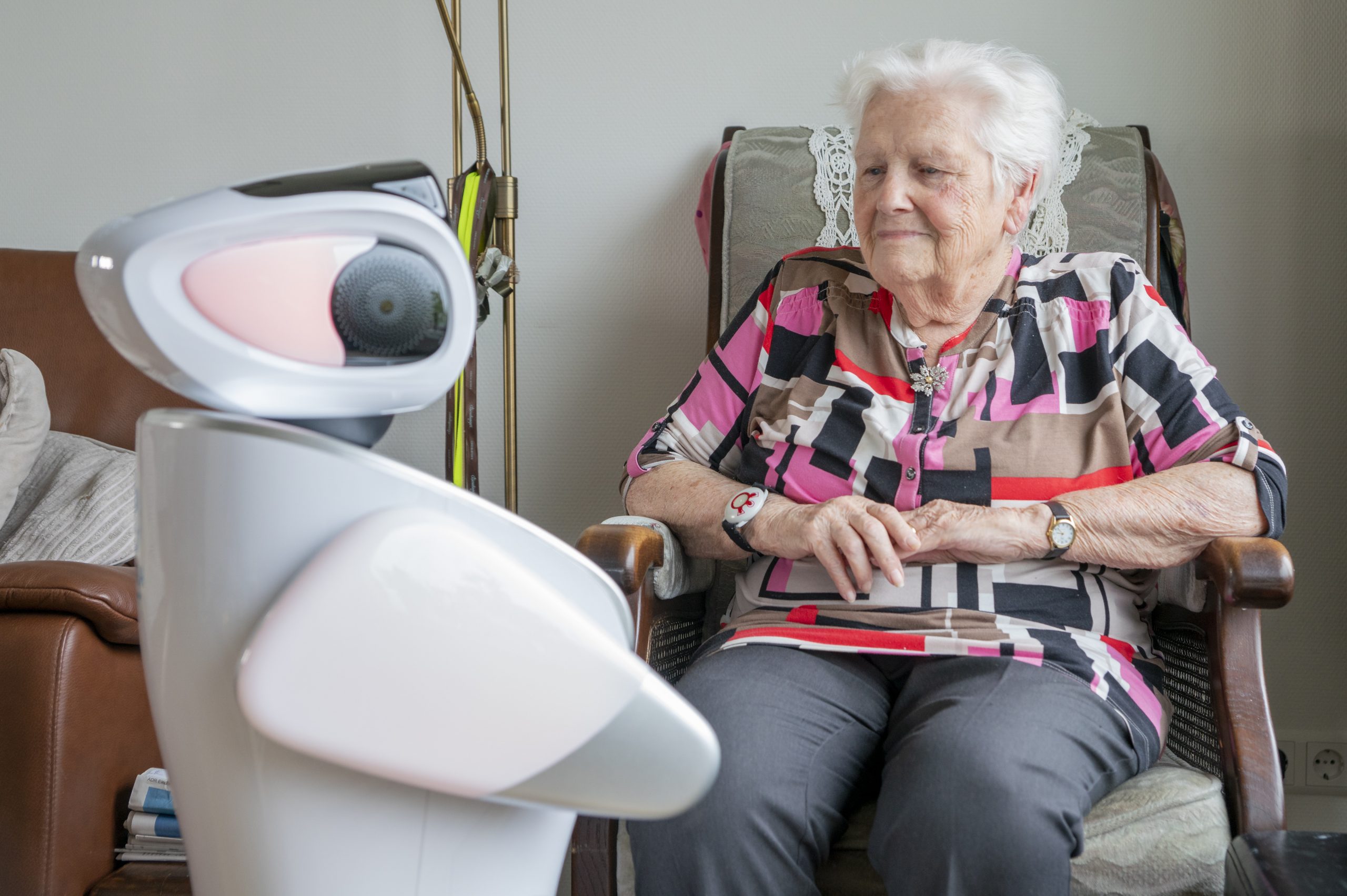 Ondersteuning van de zorg met een Emotie Intelligente Zorgrobot - SARA ...